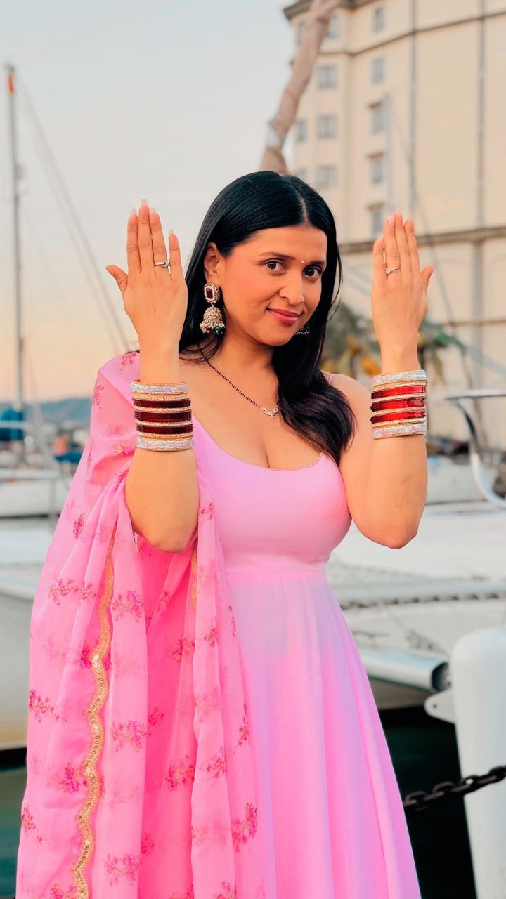 जानिए कितनी है Mannara Chopra की Net Worth, एक फिल्म के लिए लेती हैं ...